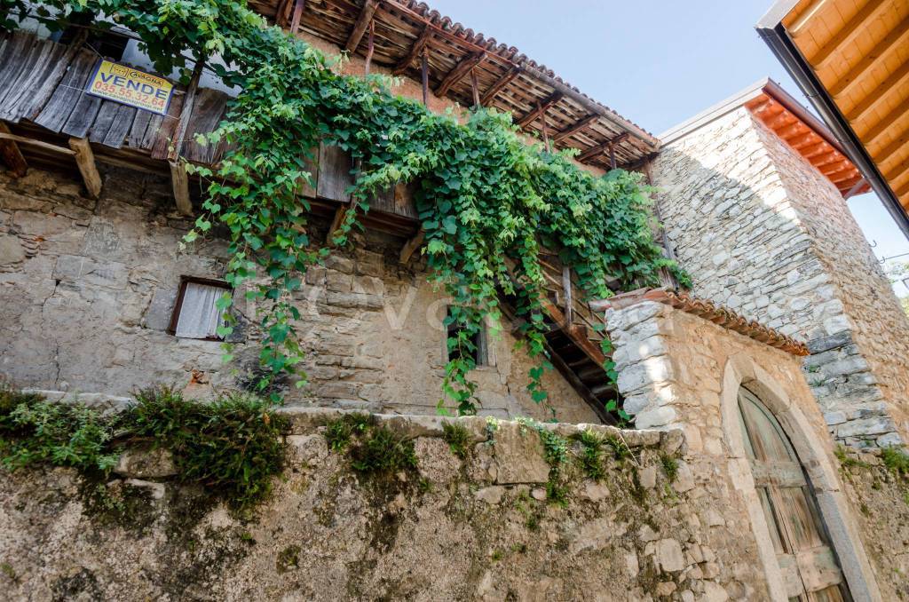 Rustico in vendita ad Almenno San Bartolomeo via Camutaglio