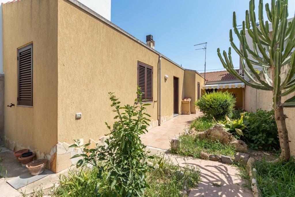 Villa in vendita a Cabras via Messina, 23
