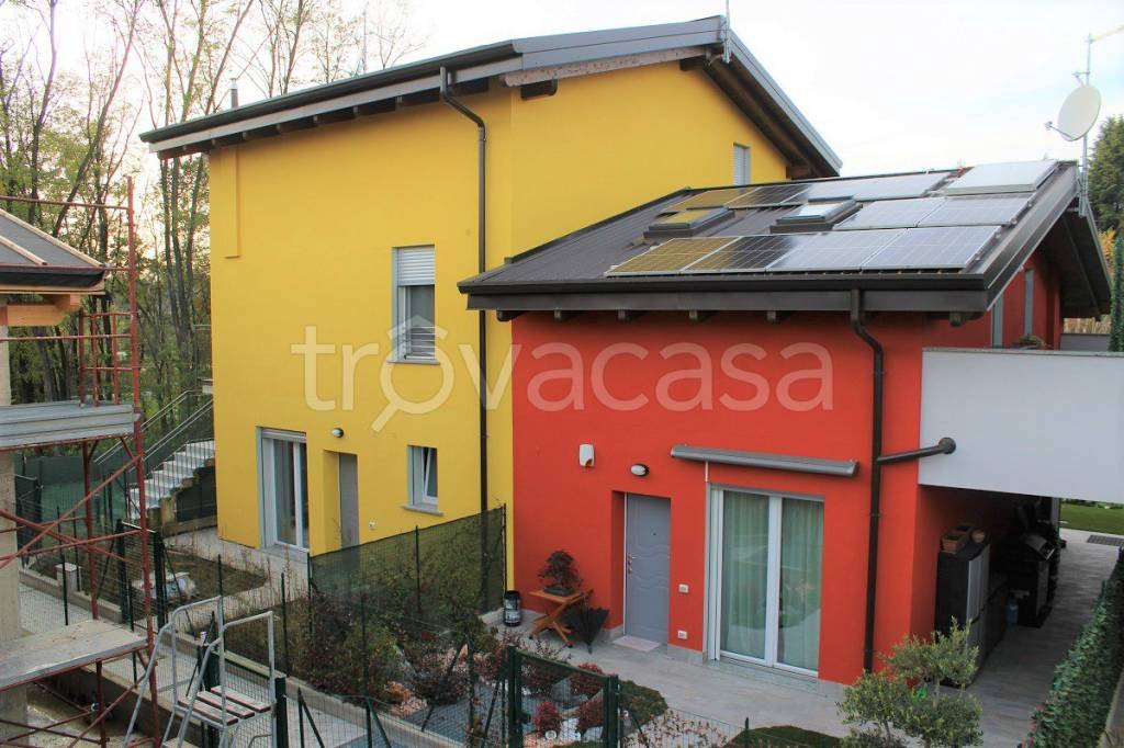 Villa Bifamiliare in vendita a Faloppio