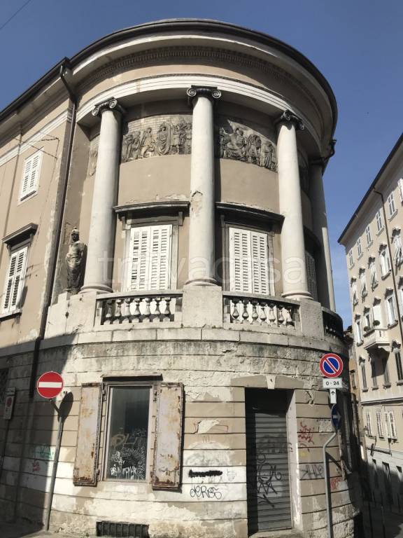 Intero Stabile in vendita a Trieste via Felice Venezian, 27