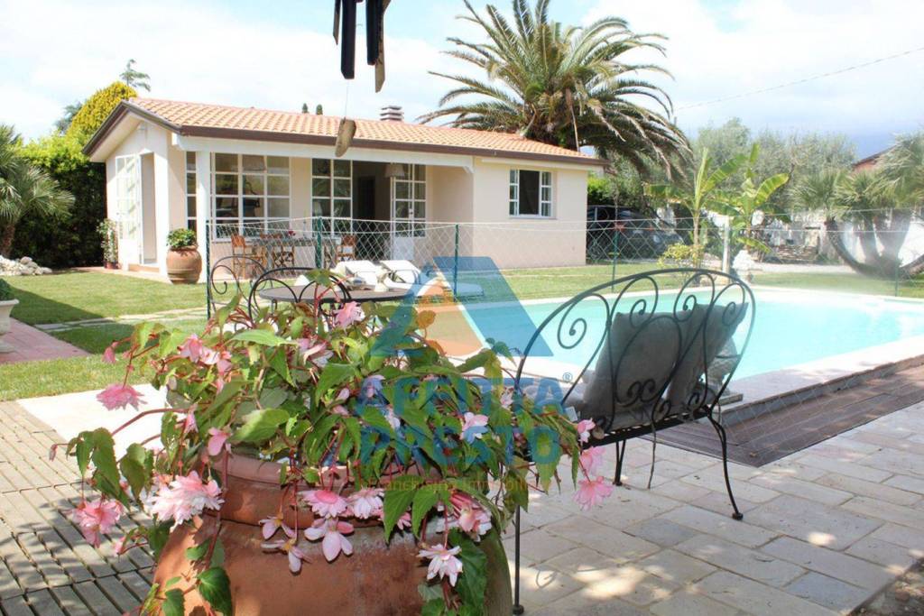 Villa a Schiera in vendita a Camaiore