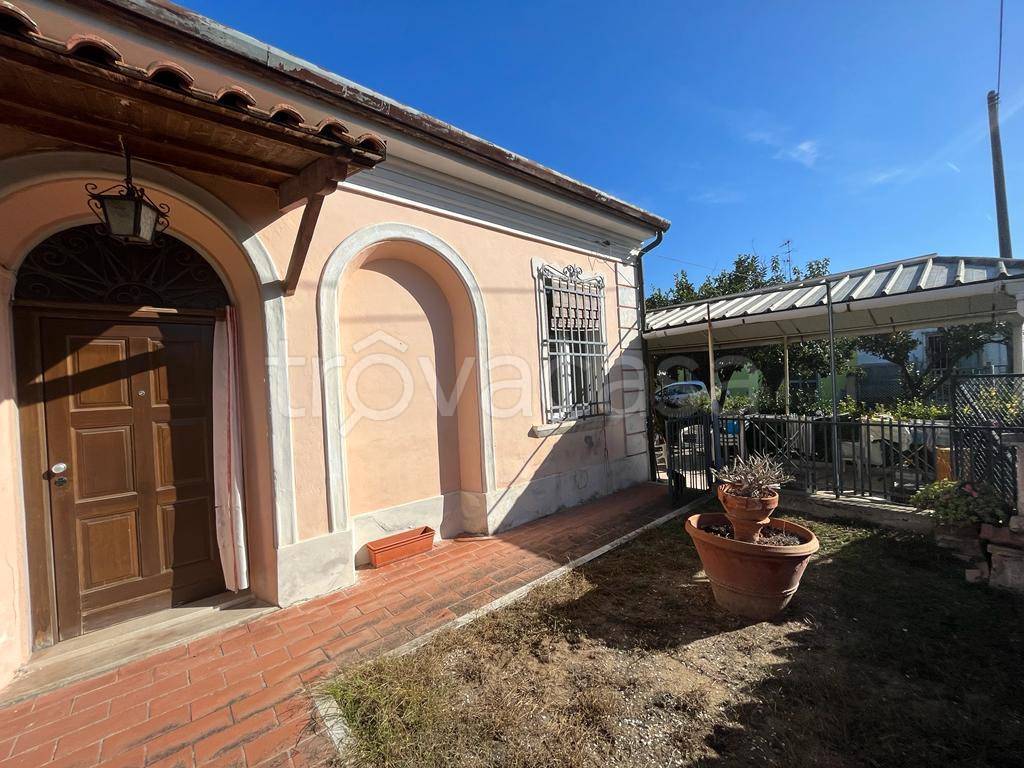 Villa in vendita a Viareggio via Fratelli Bandiera, 7