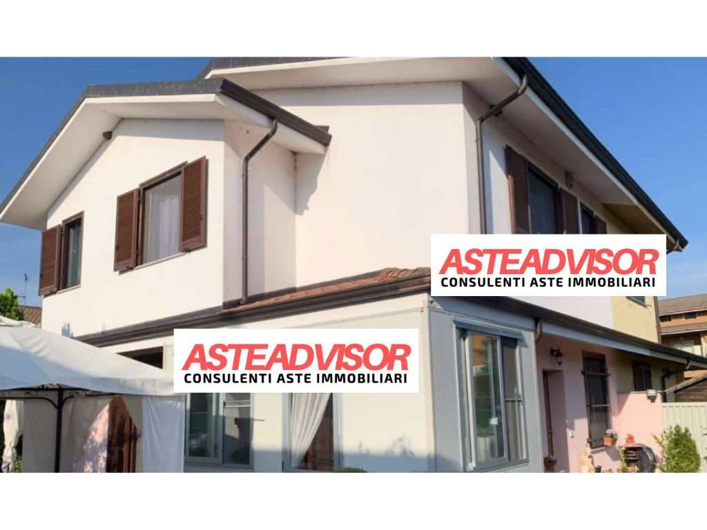 Villa a Schiera all'asta a Quinto Vercellese vicolo Alpe di Mera , 5