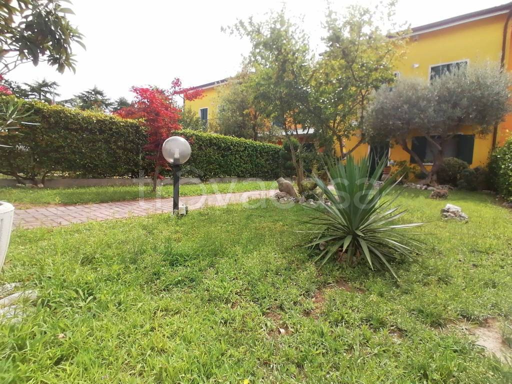 Villa a Schiera in vendita a Jesolo via Montello, 11