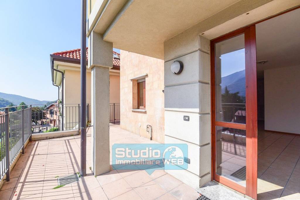 Appartamento in vendita ad Asso via Luigi Oltolina, 20