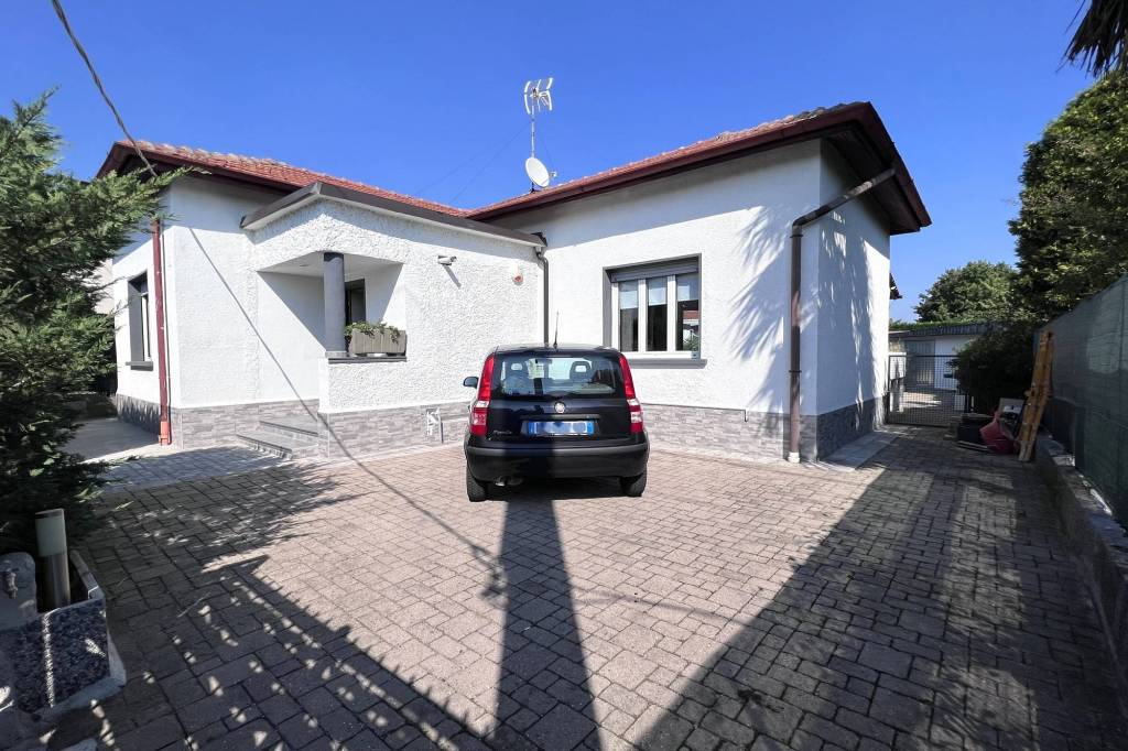 Villa in vendita a Casatenovo via Roma