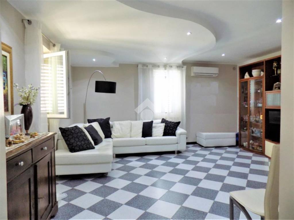 Casa Indipendente in vendita ad Acquaviva delle Fonti via pozzo monopoli, 34