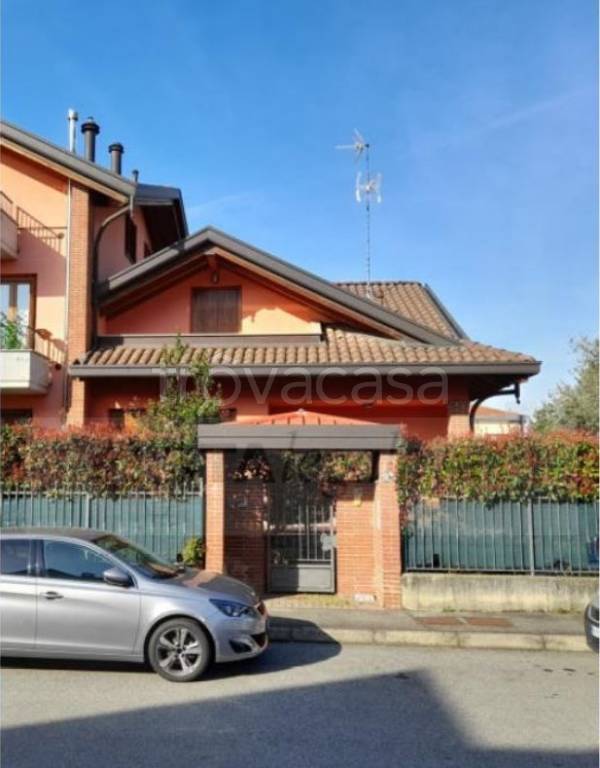 Villa a Schiera all'asta a Cassano Magnago via Friuli, 4