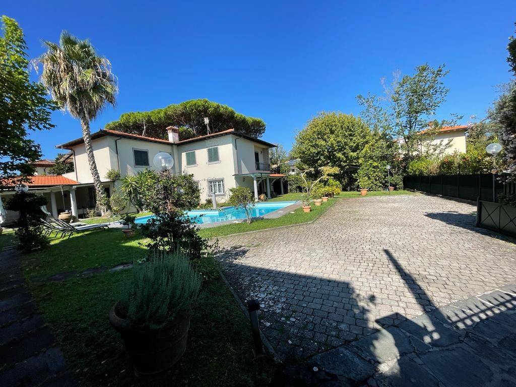 Villa in vendita a Forte dei Marmi via Versilia, 28A