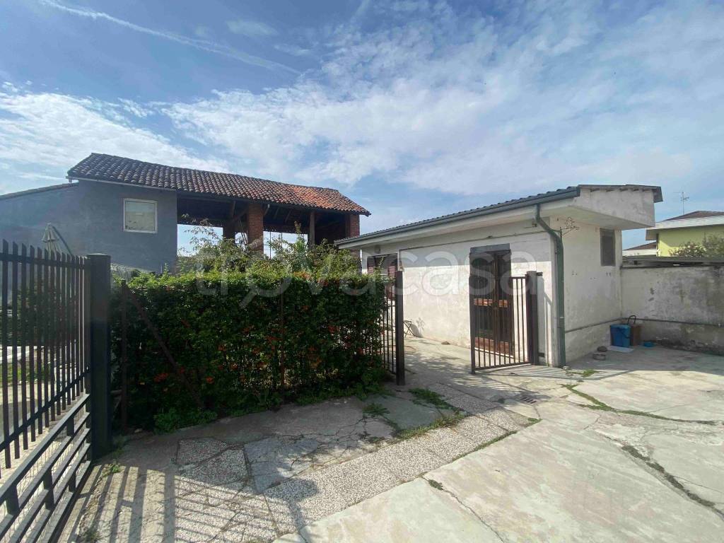 Casa Indipendente in vendita a Borgolavezzaro via Roggiolo, 9