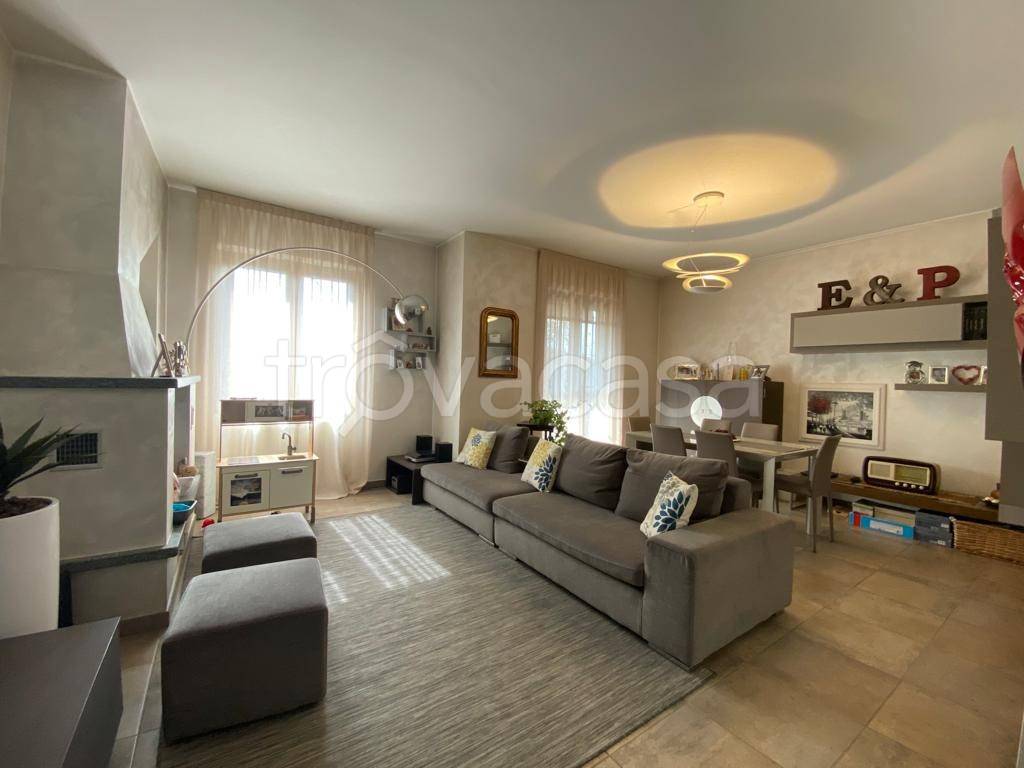 Appartamento in vendita a Cabiate via Ugo Foscolo, 42