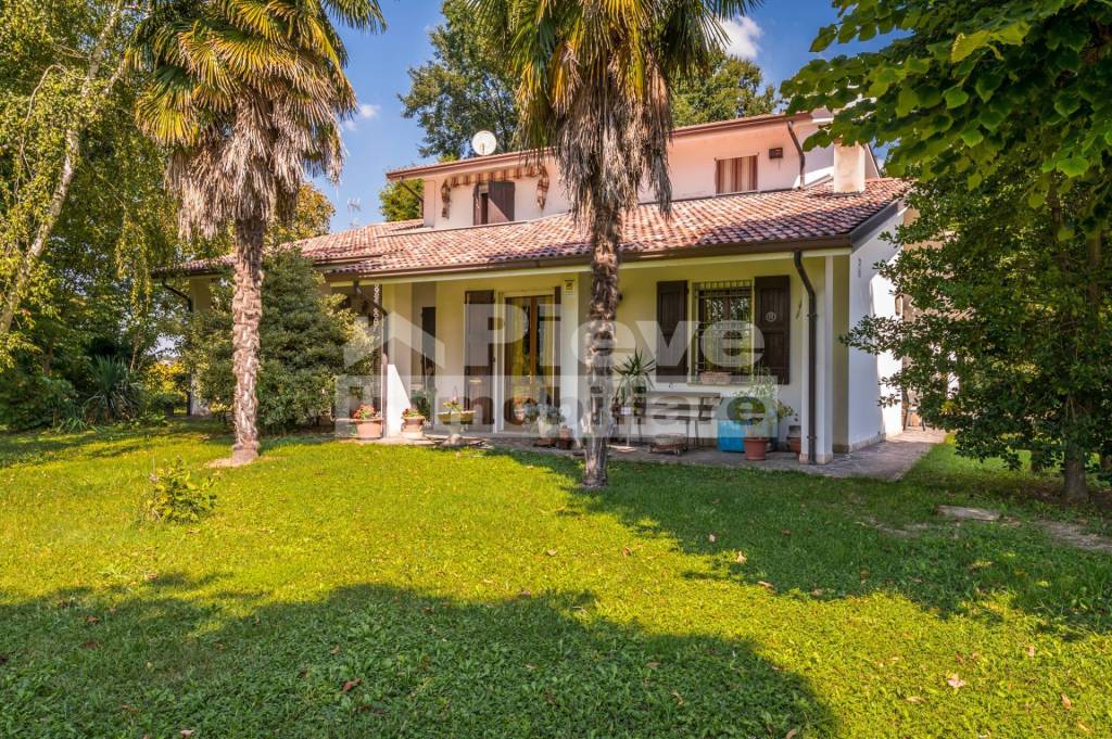 Villa in vendita a Cento via Bregoli, 2/2