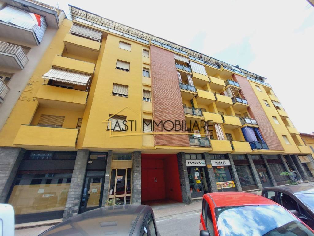 Appartamento in vendita a Canelli via Vittorio Alfieri, 39