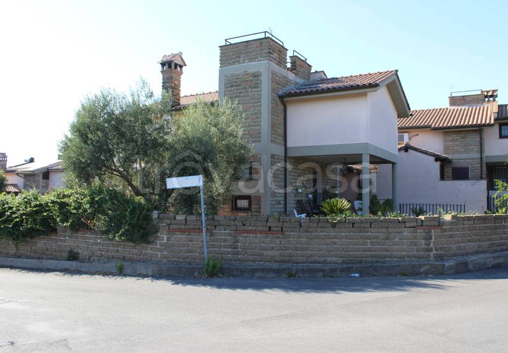 Villa in vendita ad Anguillara Sabazia via Residenza Claudia