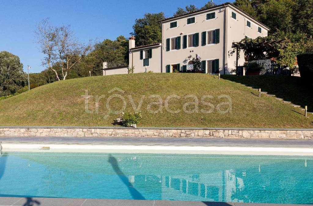 Villa in vendita a Lucca via Torre di Sotto