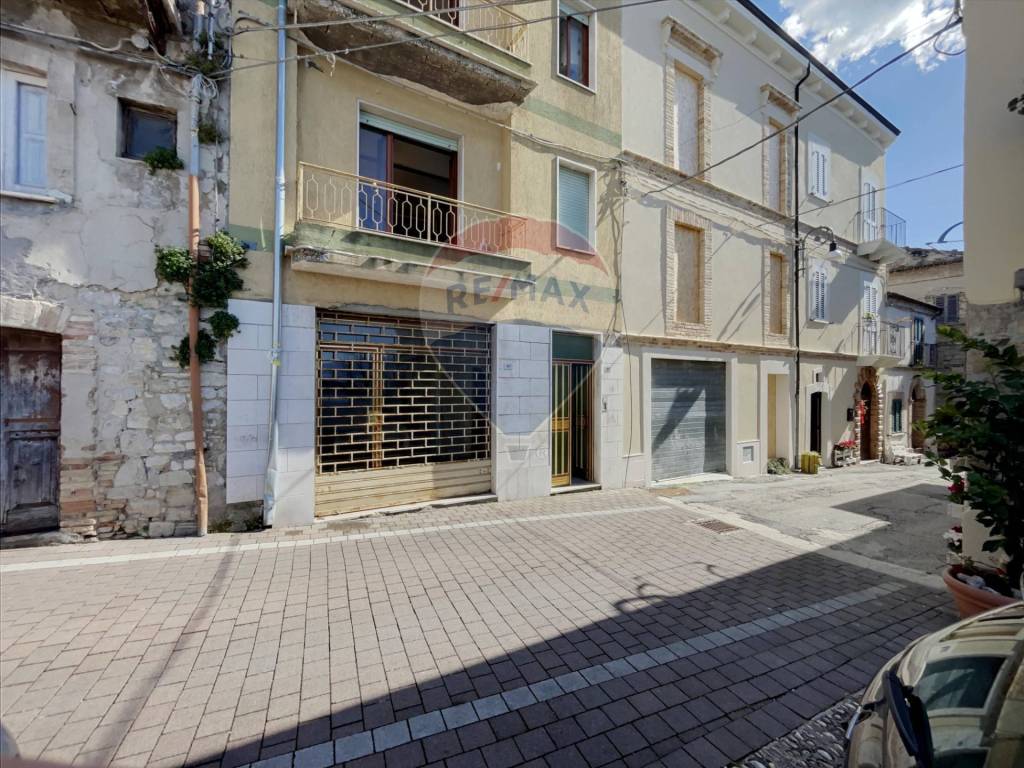 Casa Indipendente in vendita a Perano piazza Duca Degli Abruzzi, 107
